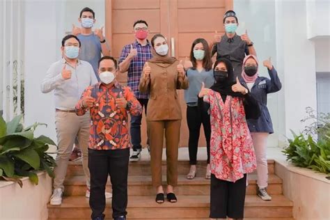 Intip Luna Maya Pakai Seragam Pns Lakoni Tugas Bu Rt Netizen Tanya