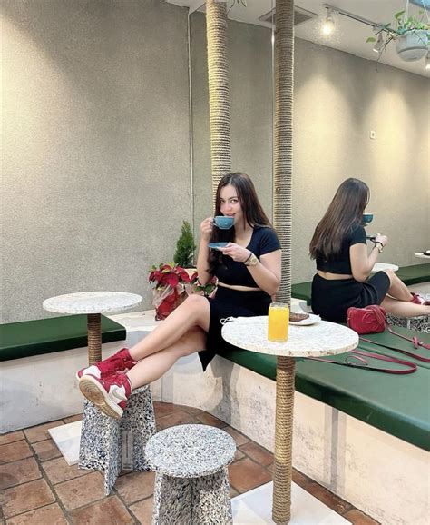 Cantik Dan Seksi Ini Pedangdut Ratu Rizky Nabila Saat Kulineran