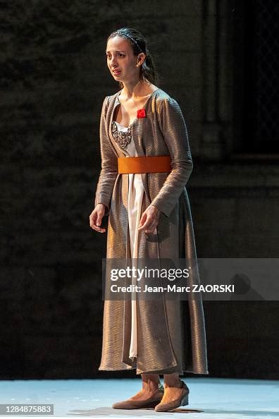Éléonore Joncquez Lors De Linterprétation De La Pièce De Théâtre Le News Photo Getty Images