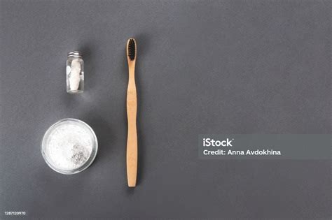 치아 청소를위한 제로 폐기물 개념 카피 스페이스가있는 회색 배경에 유리에 치실과 이약을 가진 대나무 칫솔 건강관리와 의술에 대한