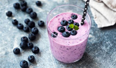 Receta de batido de frutas cremoso sano y fácil de preparar