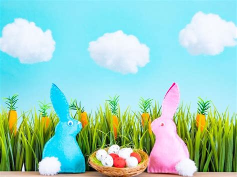 Fondo De Pascua Con Huevos Conejos Y Hierba Verde Foto Premium