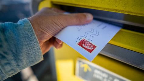 Courrier Derrière La Fin Du Timbre Rouge La Mutation De La Poste
