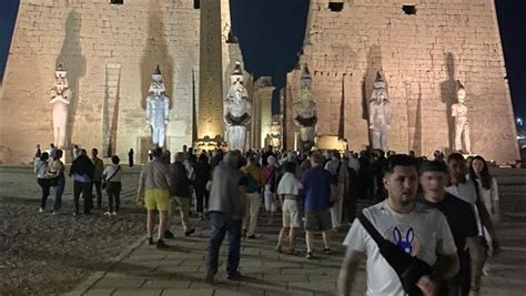إقبال كبير من السائحين الأجانب على زيارة معبد الأقصر ليلا صور