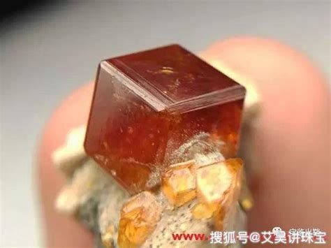 珠宝知识201珠宝考研考证篇十八凸晶与弯晶 晶体