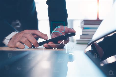 스마트폰 타이핑을 사용하는 사업가 채팅 상자 아이콘에서 집에서 일하는 채팅 대화가 나타납니다 소셜 미디어 만들기 기술 개념입니다 Brand Name Online