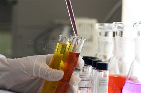 背景高清图片 带实验室烧瓶的手套 带实验室烧瓶的手套图片免费下载 5088711618 千图网pro