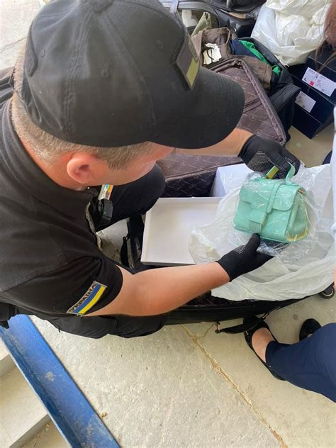 Цинічний контрабандист замість гуманітарки віз брендовий товар на 1 6 млн гривень Спробу