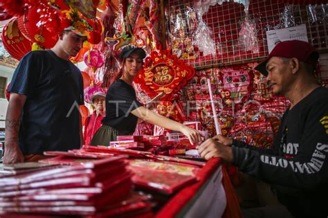 Penjualan Pernak Pernik Imlek ANTARA Foto