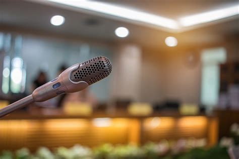 스피커 미니 마이크 비즈니스 이벤트 또는 학문적 인 교실 강의 클래스 언론의 개념에서에서 훈련 하 고 말하기에 컨퍼런스 나