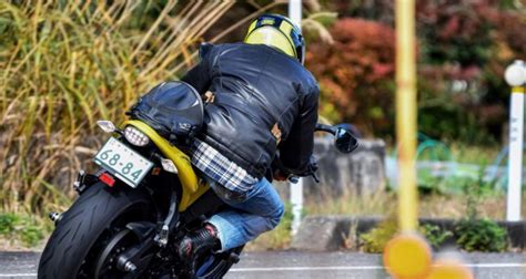 Cette automobiliste colle de trop près un motard il se venge avec un