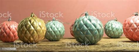 오래 된 오크 나무 테이블과 빨간 벽 배경에 아름 다운 크리스마스 Bauble 0명에 대한 스톡 사진 및 기타 이미지 0명