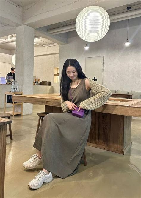 패션엔 ‘전진 아내 류이서 가을은 톤온톤 추석에도 멈출수 없는 카페 데이트룩