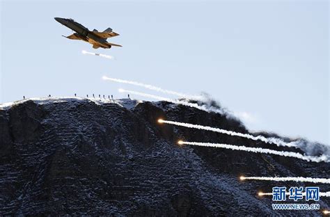 瑞士空軍在阿爾卑斯山區進行訓練表演 軍事 中國網