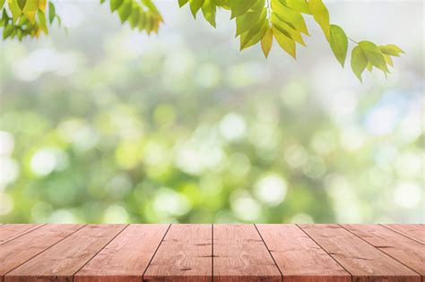 빈 나무 테이블 상단과 녹색 나무 정원 Bokeh 배경수 사용에서 흐리게 보기 표시 하거나 귀하의 제품을 몽타주 0명에 대한
