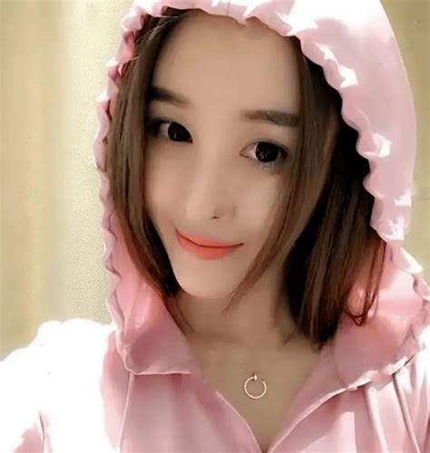 55岁侯勇带三婚娇妻现身，女方背17万包包，结婚5年未生子王瑞沈蓉网友