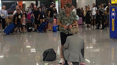 Un Hombre Generó Alboroto En Un Aeropuerto De España Para Pedirle Matrimonio A Su Novio Que