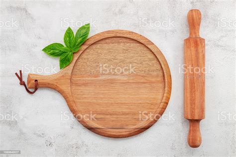 흰색 콘크리트에 설정 된 빈 나무 피자 플래터 흰색 콘크리트 배경 평면 평지 및 복사 공간에 피자 트레이 개념에 대한 스톡 사진 및 기타 이미지 Istock