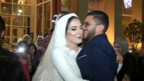 عروسه جميله اوى جدا ترقص على المزمار البلدى ومشاركة رقص الاجنبيه تلفت