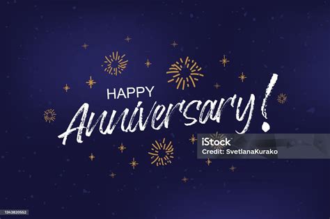 해피 애니버서리 카드 배너 기념일 인사말 긁힌 서예 텍스트 단어 금별 손으로 그린 초대 장 T 셔츠 프린트 디자인 필기 화이트