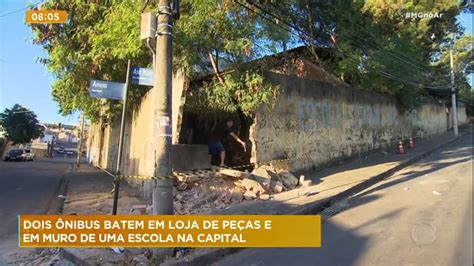 Dois ônibus batem em loja de peças e em muro de uma escola na capital