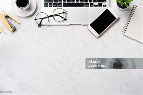 비즈니스 금융 디자인 컨셉 스마트 폰 실물 모형 신용 카드 동전 노트북 플랫 레이 복사 공간을 가진 대리석 백색 사무실 테이블 책상 평면도 신용 카드에 대한 스톡 사진 및