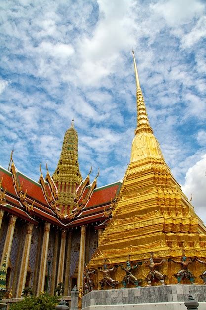 Premium Photo Magnificent Golden Stupa In Wat Phra Kaeo Grand Palace