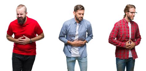 메스꺼움 고통 스러운 질병이 기분이 좋지 않기 때문에 뱃속에 손으로 고립 된 배경 위에 젊은 남자의 그룹의 콜라주 통증 개념입니다 건강관리와 의술에 대한 스톡 사진 및 기타