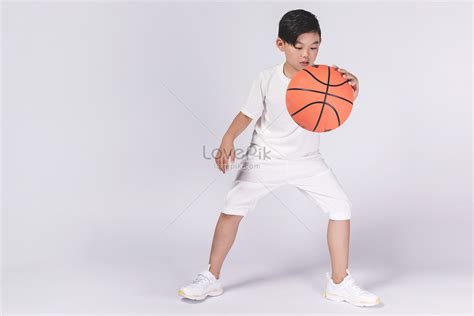 남자아이가 농구를 하다 사진 무료 다운로드 Lovepik