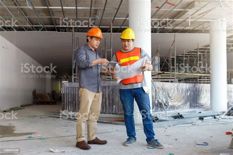 건설 현장에서 작업하는 엔지니어 및 건축가의 건설 개념 30 34세에 대한 스톡 사진 및 기타 이미지 30 34세 건설 산업 건설 현장 Istock