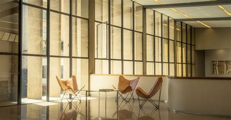 실내 가구 가죽 의자 가죽 좌석 건축 깨끗한 라인 널찍한 대기실 도시 사무실 따뜻한 음색 라운지 리셉션 구역 미니멀리스트 바닥 벽 비즈니스