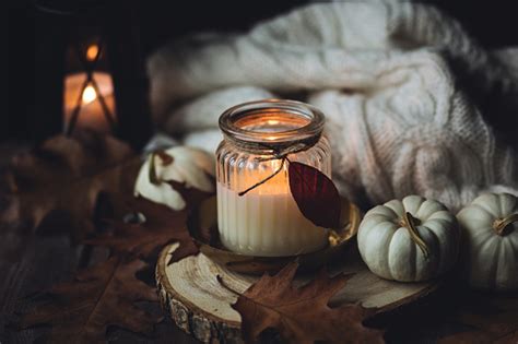 향기로운 양초 마른 감귤류 계피 아니스가있는 가을 가정 구성 회색 가을 아침의 아로마 테라피 아늑함과 휴식의 분위기 나무 배경 클로즈업 0명에 대한 스톡 사진 및 기타