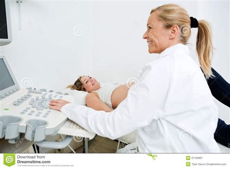 Vrouw Die Ultrasone Klank Van Arts Krijgen Stock Afbeelding Image Of