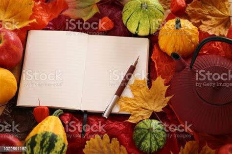 가 이랑입니다 단풍 잎 사과 호박 Mahonia 딸기와 아시아 스타일 구겨진된 종이에 빨간 주전자와 노트북 보기 상위 공간을 복사 합니다 가 분위기입니다 가 시즌입니다 가