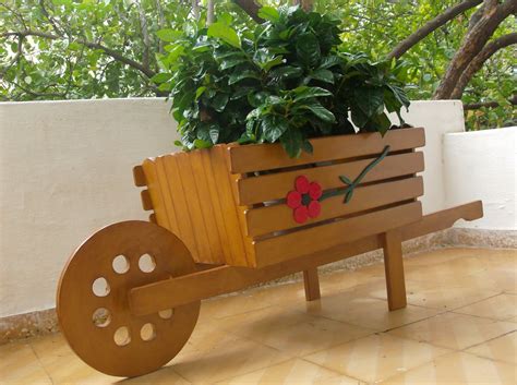 ΞΥΛΙΝΕΣ ΚΑΤΑΣΚΕΥΕΣ ΧΕΙΡΟΠΟΙΗΤΕΣ Καροτσι γλαστρα