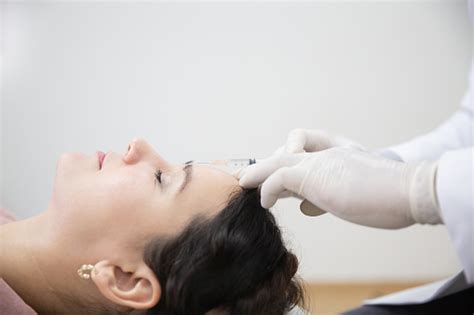 젊은 여자 점점 뷰티 얼굴 주사 에 살롱 미용사는 환자 찡그린 선에 화장품 주입을합니다 미용 주사 메소테라피 활력 과 회춘 2
