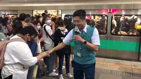 五月天高雄開唱竟有「場外安可」 高捷站長獻唱秒變粉絲見面會｜四季線上4gtv