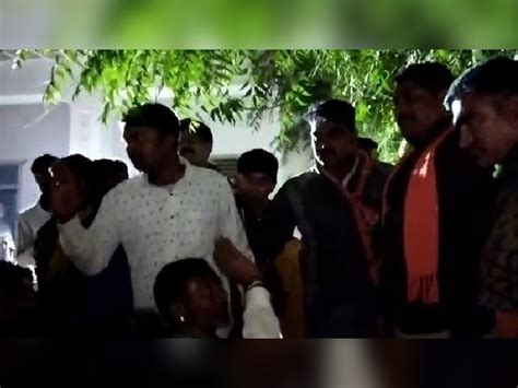 ग्रामीण बोले सड़क पर गंदा पानी भरा रहता है समाधान कब होगा Protest