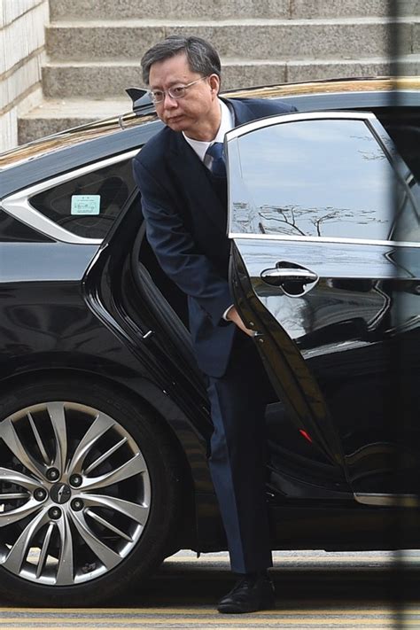 차에서 내리는 우병우 한국경제