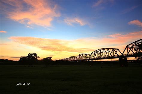 【屏東景點】下淡水溪鐵橋，甜根子、夕陽、火車同框季節限定美 輕旅行