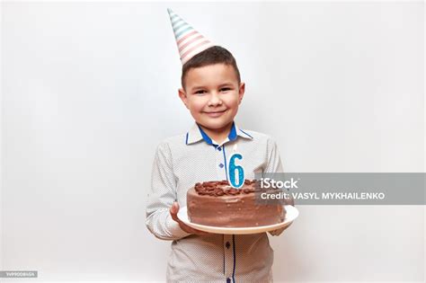 숫자 6의 형태로 촛불이 달린 생일 케이크를 들고 있는 쾌활한 소년 생일 축하 개념입니다 6에 대한 스톡 사진 및 기타 이미지 Istock