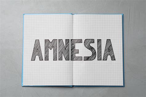 밝은 회색 테이블에 단어 기억 상실증이있는 노트북 평면도 0명에 대한 스톡 사진 및 기타 이미지 0명 개념 개념과 주제