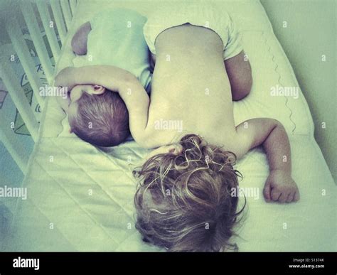 Bg Soeur Et Son Frère Dormir Ensemble Photo Stock Alamy