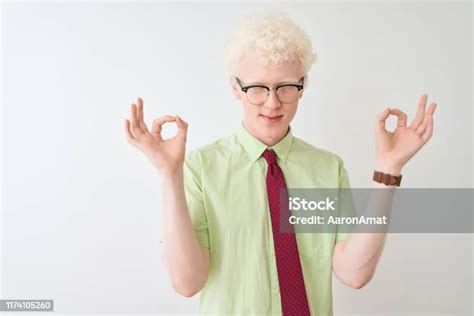 셔츠와 넥타이를 입고 고립 된 흰색 배경 위에 서있는 젊은 알비노 사업가는 손가락으로 명상 제스처를하고 눈을 감고 미소 요가 개념입니다 개념에 대한 스톡 사진 및 기타