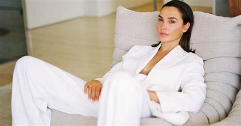 When Wonder Woman Gal Gadot Went Br Less Showcased Her S Xy Cleav Ge Unleashing Her Foxy Self