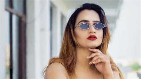 Hindi Influencer Dimple Arora Biography News Photos Videos Nettv4u