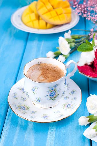 향기로운 모닝 커피 과일 및 꽃의 컵 흰색과 분홍색 파란 나무 배경에 있습니다 빈티지 사진입니다 공간 복사 강판에 갈기에 대한 스톡 사진 및 기타 이미지 Istock