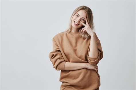 Kaukaska Atrakcyjna Młoda Kobieta O Długich Blond Włosach Ubrana W