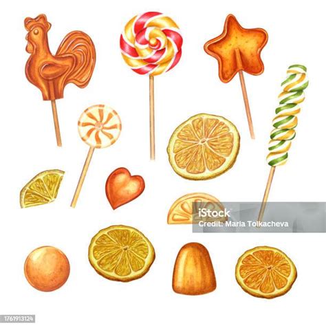 오렌지 캐러멜 감귤류 슬라이스 세트 다양한 모양의 막대 사탕 과일 젤리 나선형 사탕 스틱에 설탕 카라멜 수평아리 줄무늬 소용돌이가 있는 봉봉 흰색에 고립된 수채화 그림입니다