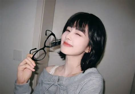 白鹿一头短发灵动俏皮 手拿眼镜笑容浅浅